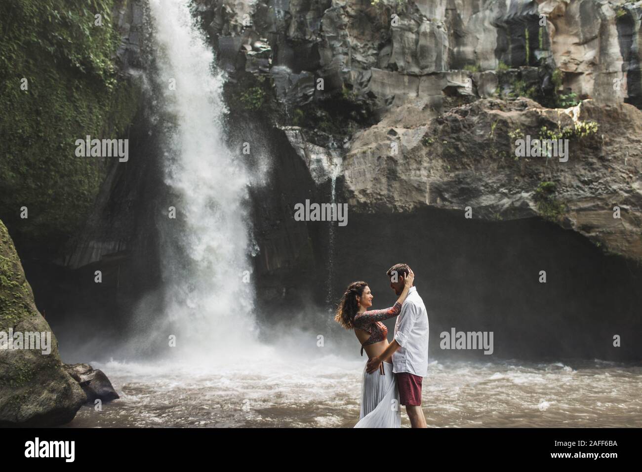 Couple kissing in waterfall hi-res stock photography and images - Alamy