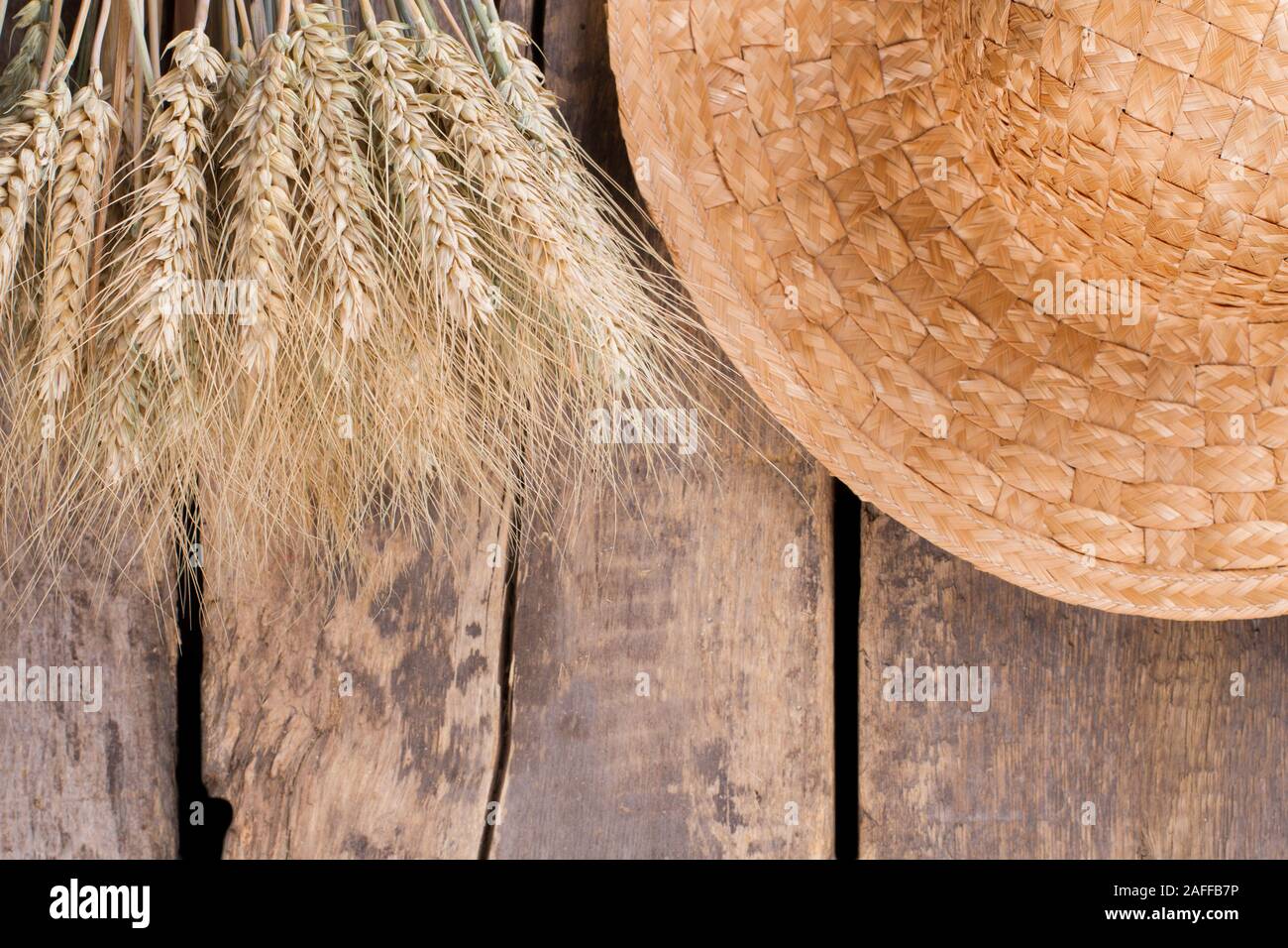 Bunch of wheat ears and straw hat Stock Photo - Alamy