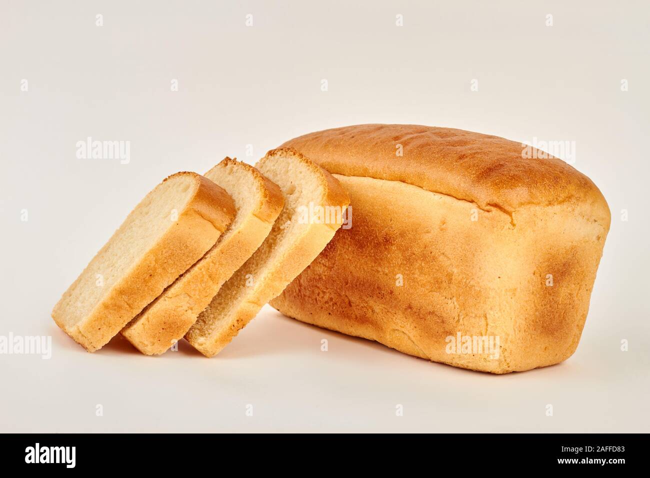 Loaf and slices of white bread Stock Photo - Alamy