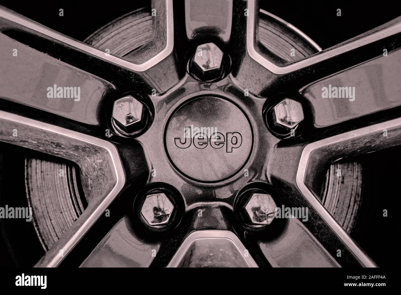 Jeep SUV: the center hub of the magnesium alloy wheel and bolts Stock ...