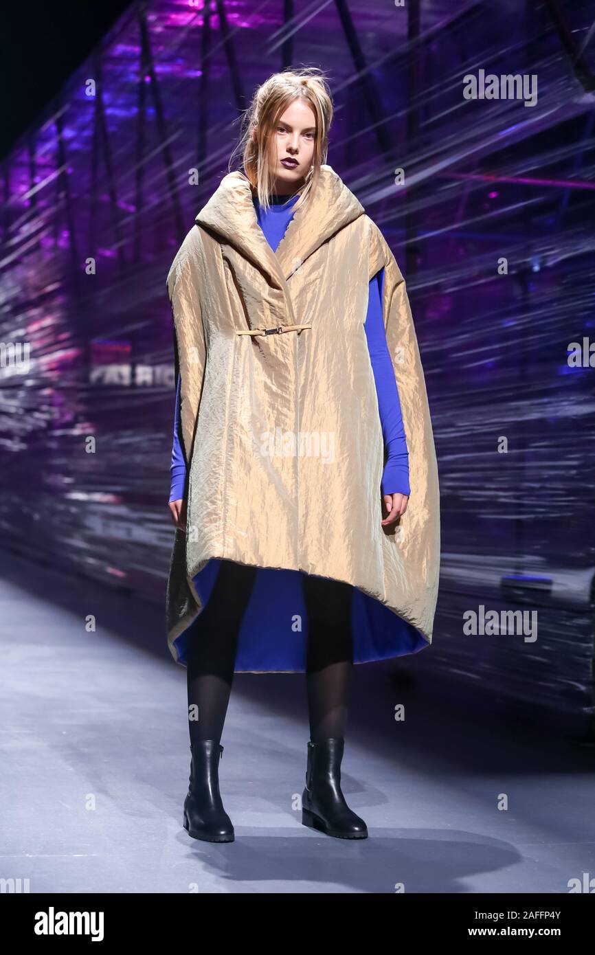 Wearing shiny tights hi-res stock photography and images - Alamy