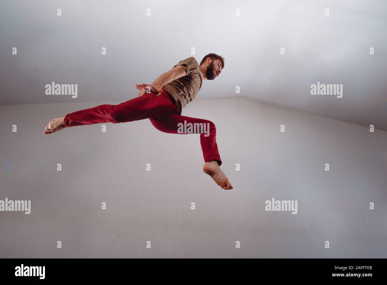 Contemporary dance artist practicing a dance routine Stock Photo - Alamy