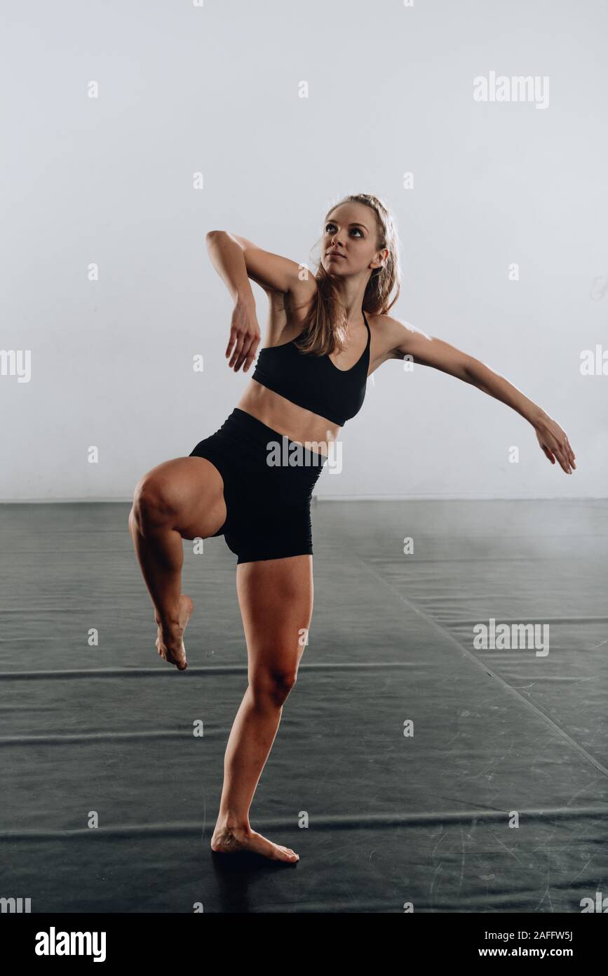 Contemporary dance artist practicing a dance routine Stock Photo - Alamy