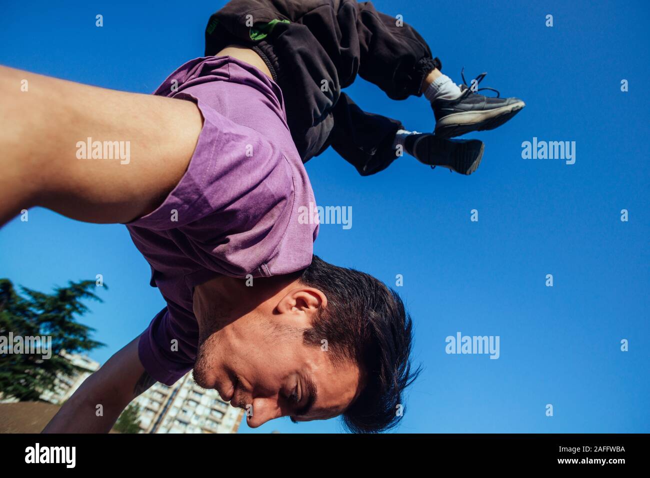 Athletic guy during a handstand exercise at a city skatepark Stock ...