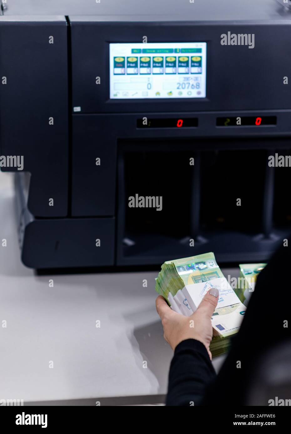 Money counting machines hi-res stock photography and images - Alamy