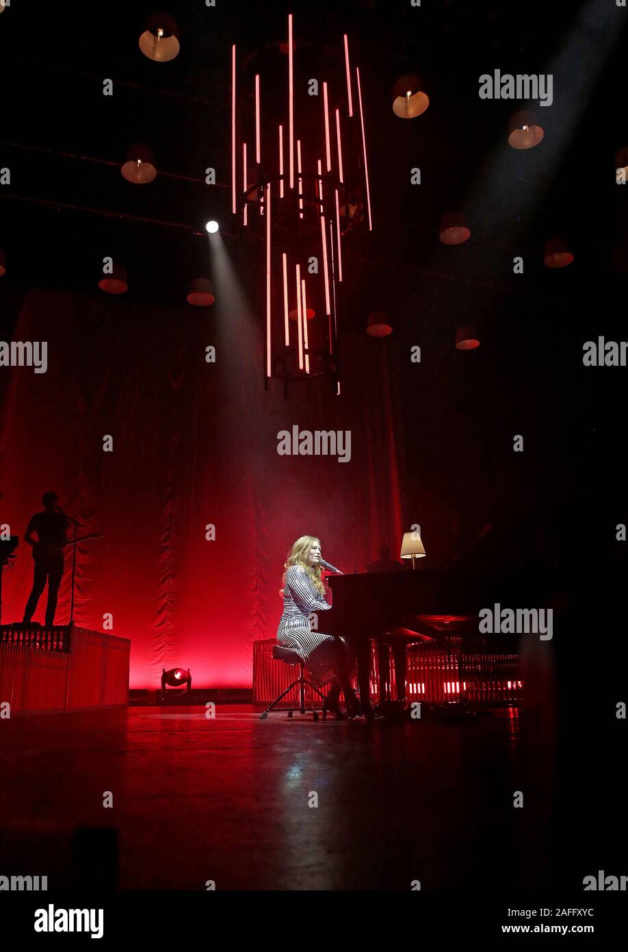 Freya Ridings Performing at Manchester O2 Apollo Featuring: Freya ...