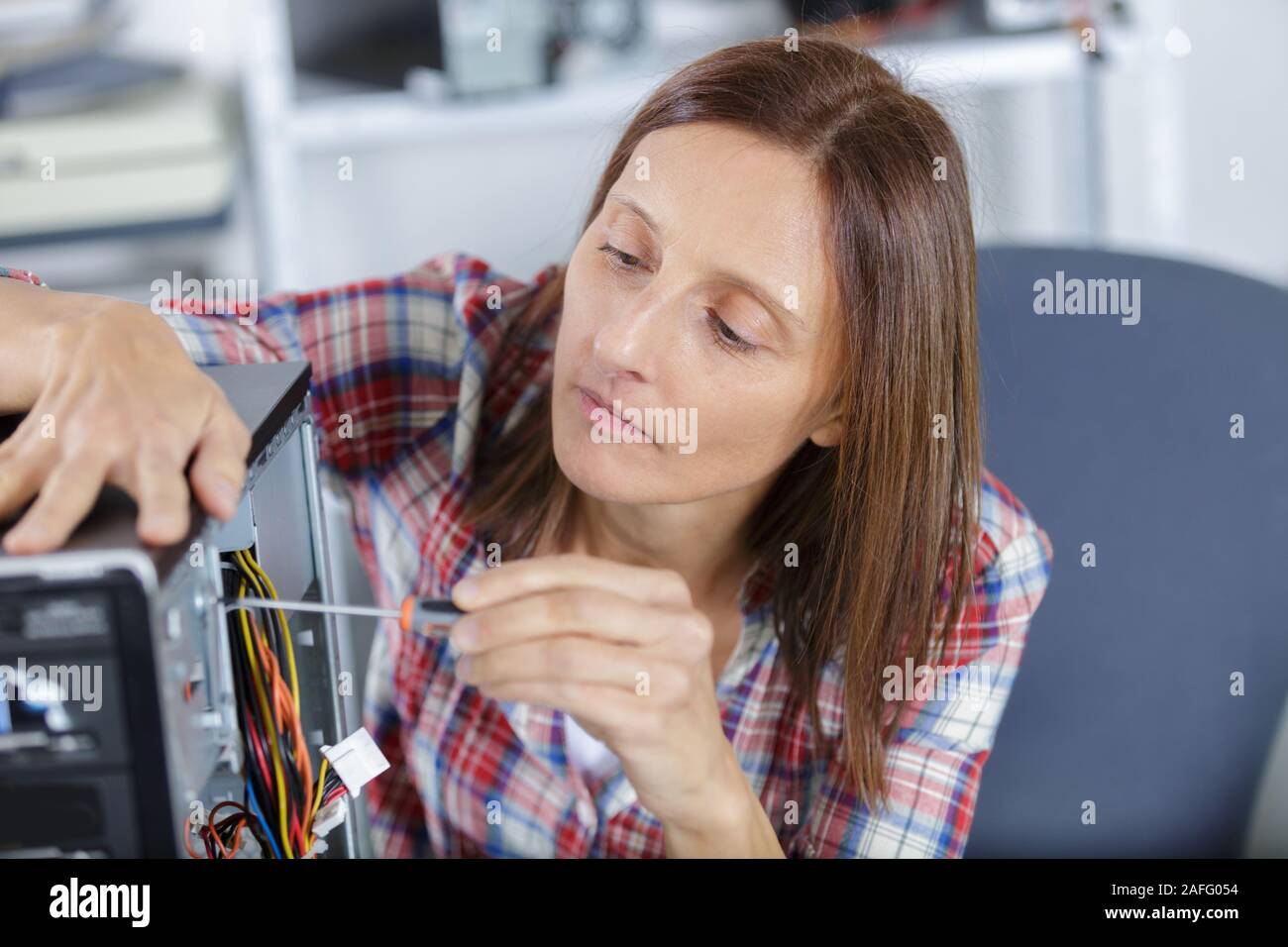 young female pc technician fixing a pc Stock Photo - Alamy