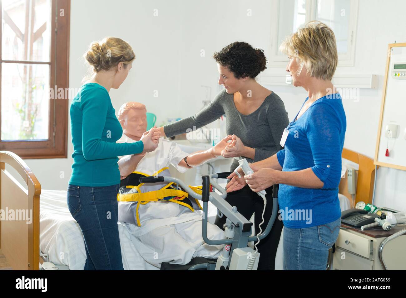 physiotherapist doing practical demonstration Stock Photo - Alamy