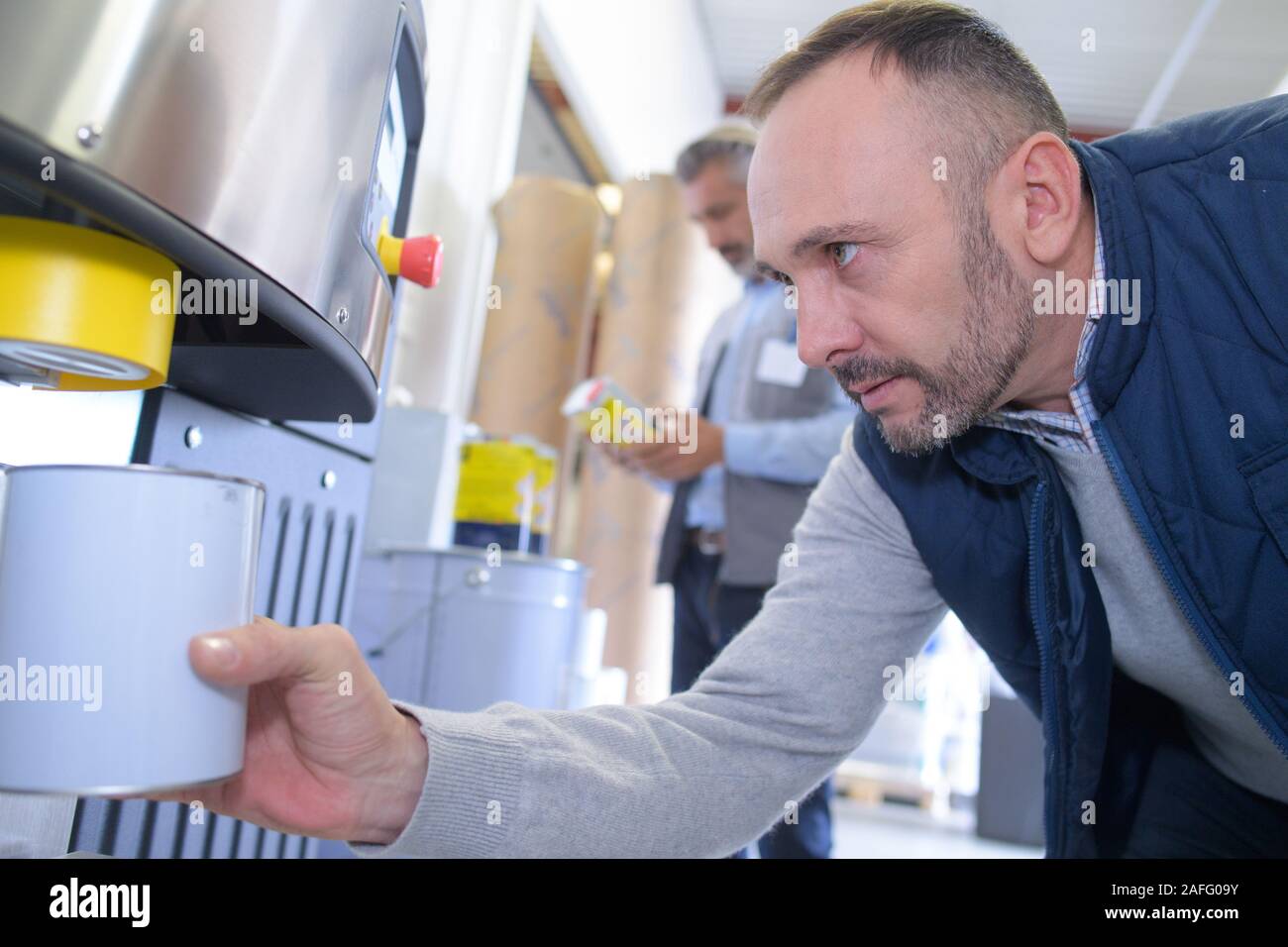 man using a vending machine Stock Photo - Alamy