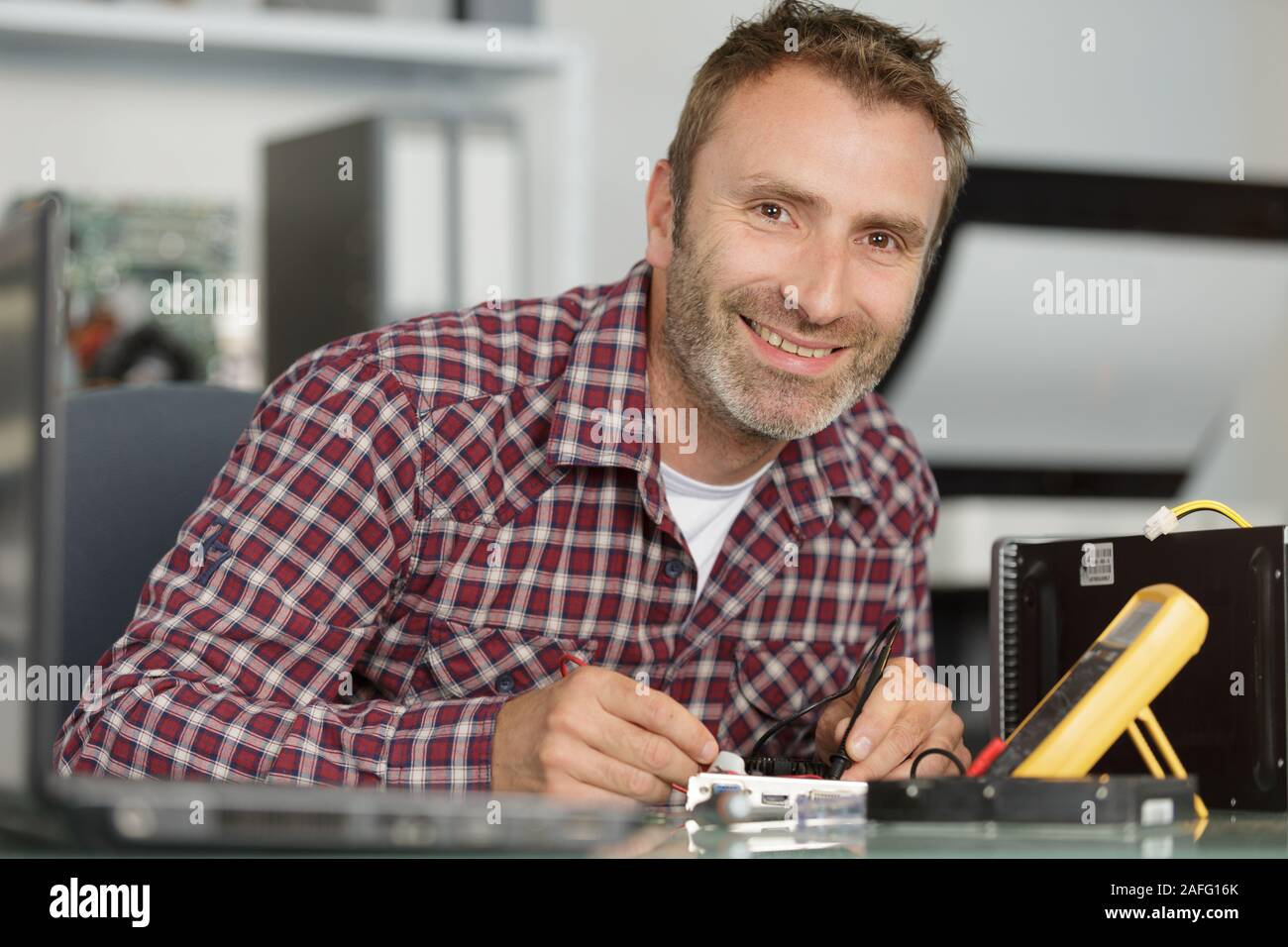 technician troubleshooting broken computer Stock Photo - Alamy