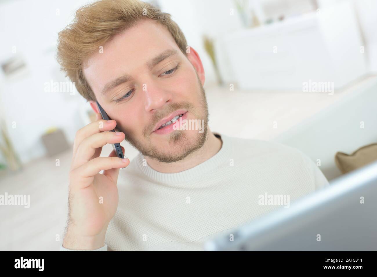 Man surprise photo phone hi-res stock photography and images - Alamy