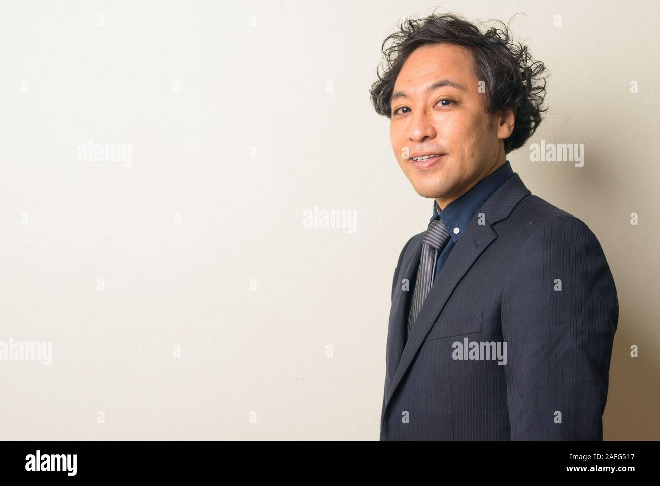 Manager looking over shoulder hi-res stock photography and images - Alamy