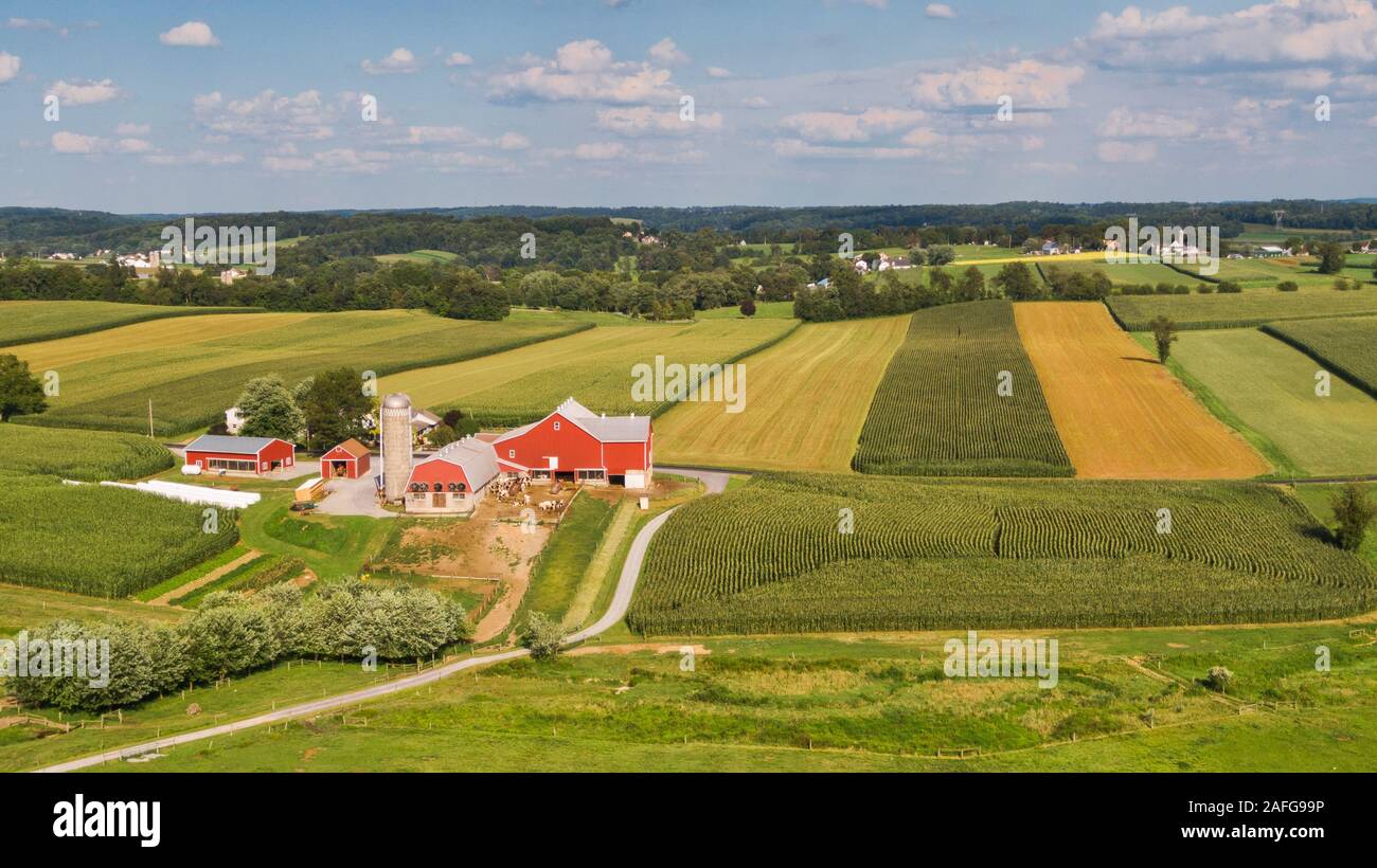 Traditional American farm, Pennsylvania countryside from the air ...
