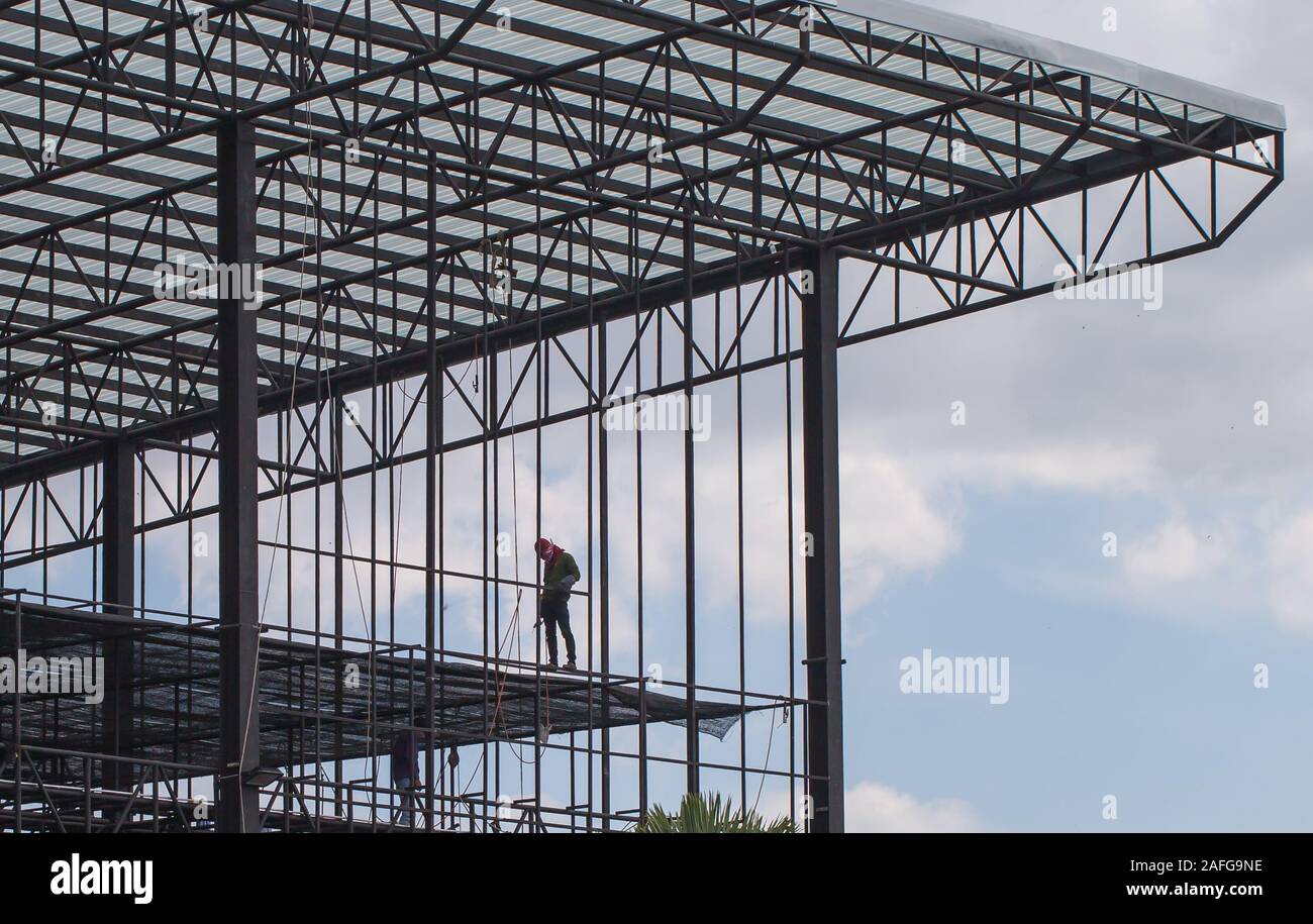 Construction worker working on structural building Stock Photo - Alamy