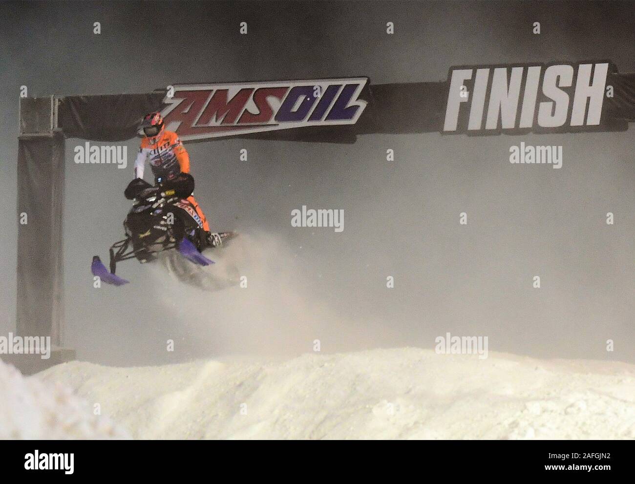 Crosses the finish line hi-res stock photography and images - Alamy