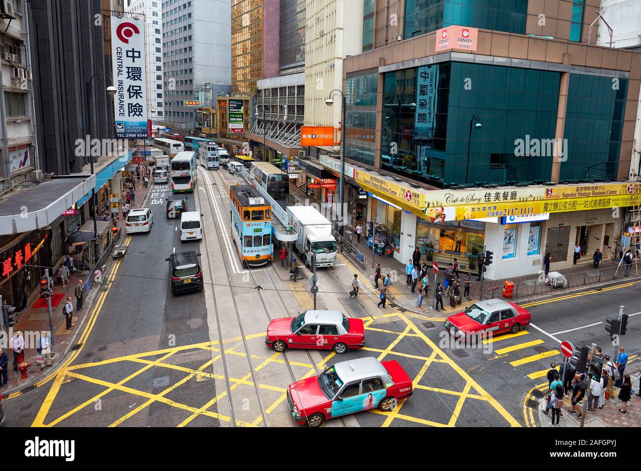 Central road marking hi-res stock photography and images - Alamy