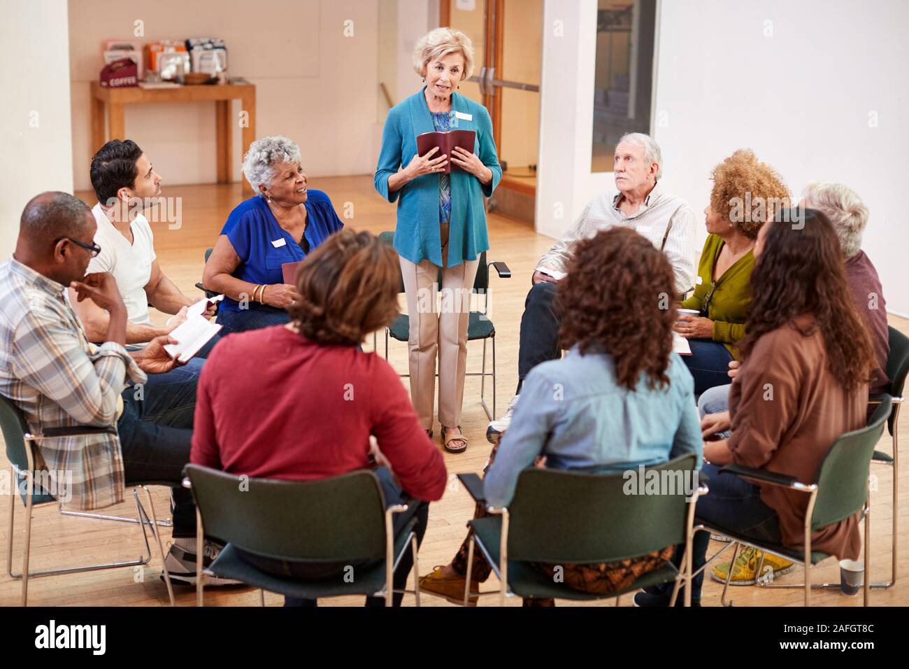 Group of women book study hi-res stock photography and images - Alamy