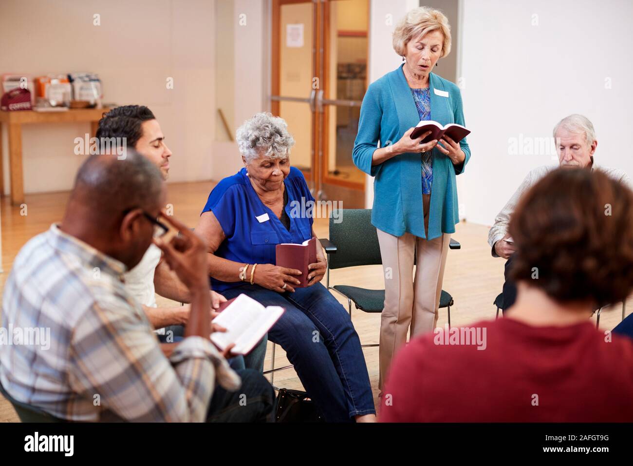 Group of women book study hi-res stock photography and images - Alamy