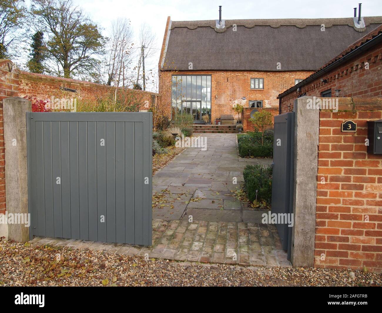 English barn hi-res stock photography and images - Alamy