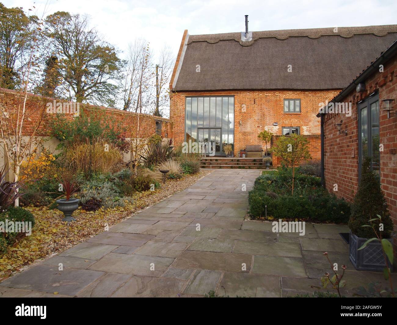 English barn hi-res stock photography and images - Alamy