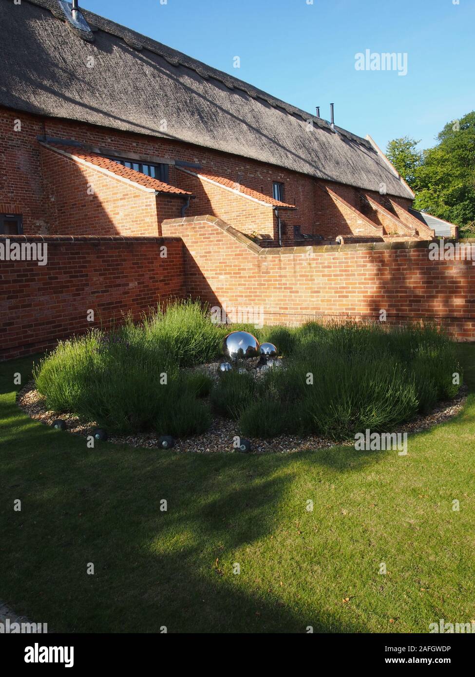 English barn hi-res stock photography and images - Alamy