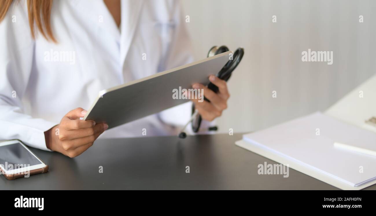 Doctor reading medical charts hi-res stock photography and images - Alamy