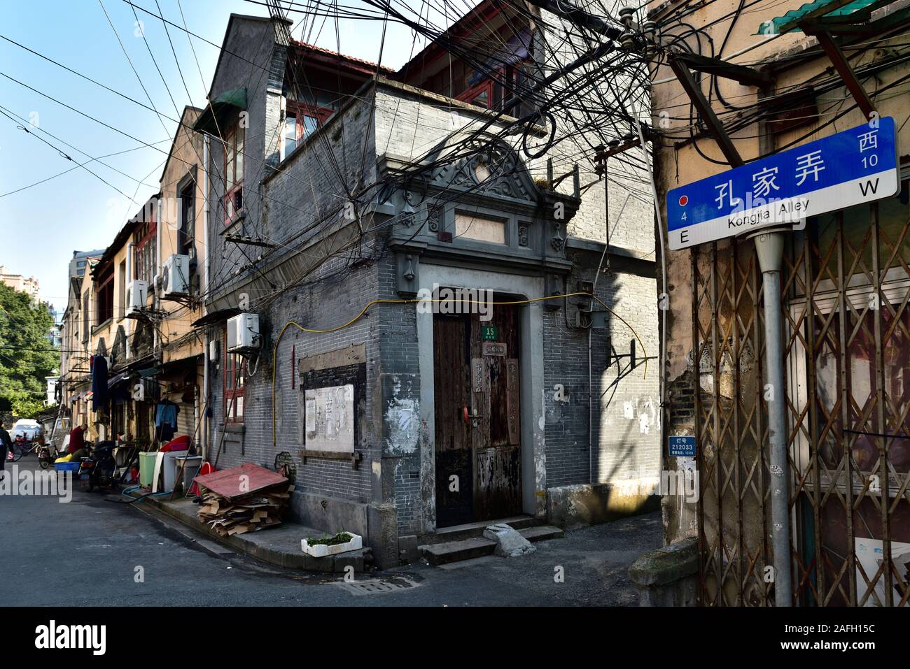 China shanghai house poverty hi-res stock photography and images - Alamy