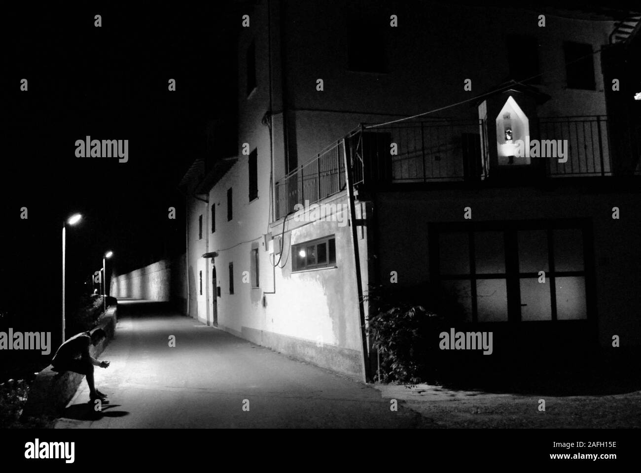Man under the street lamp black and white Stock Photo - Alamy