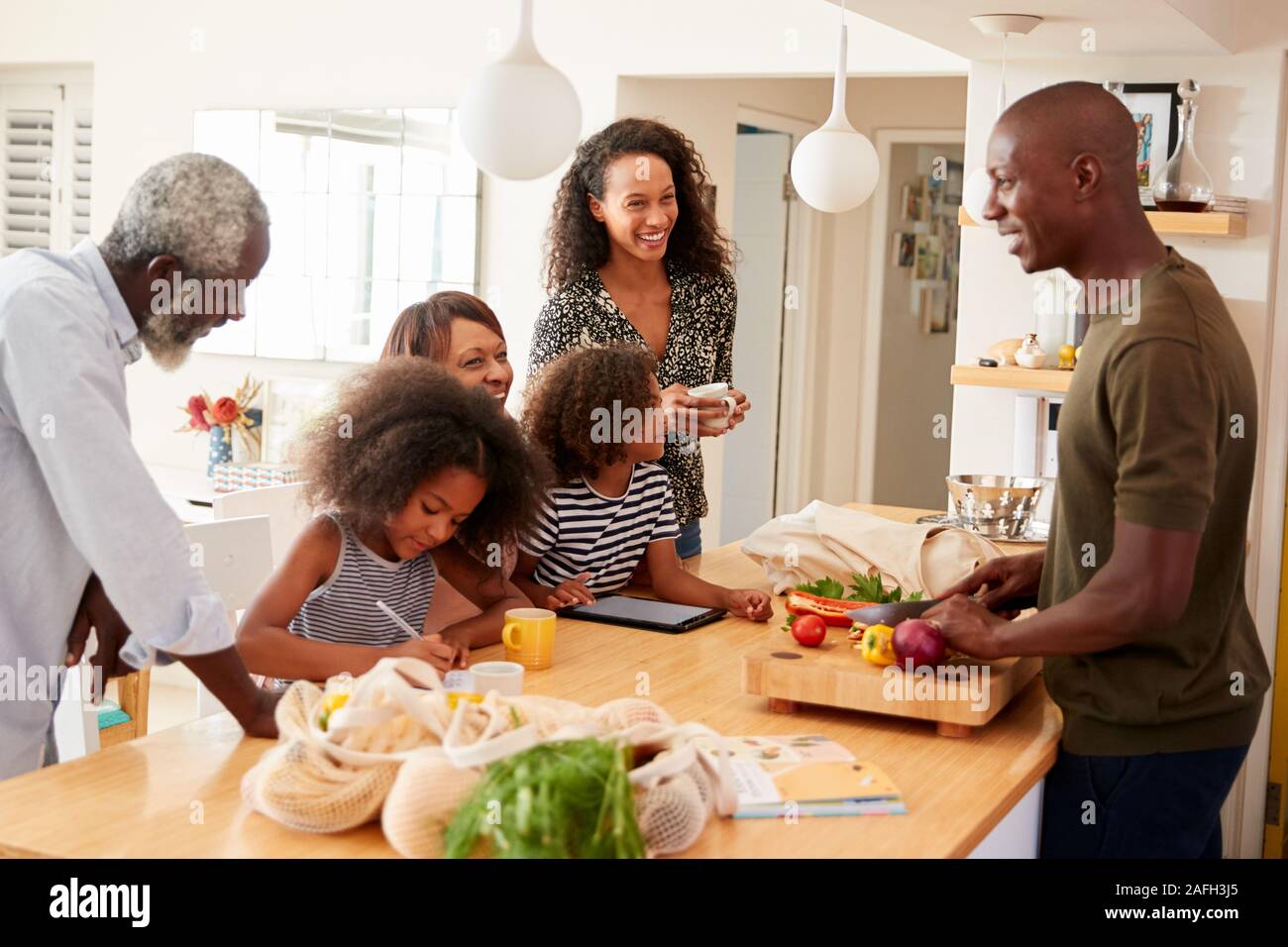 Grandparents grandchildren drawing hi-res stock photography and images ...
