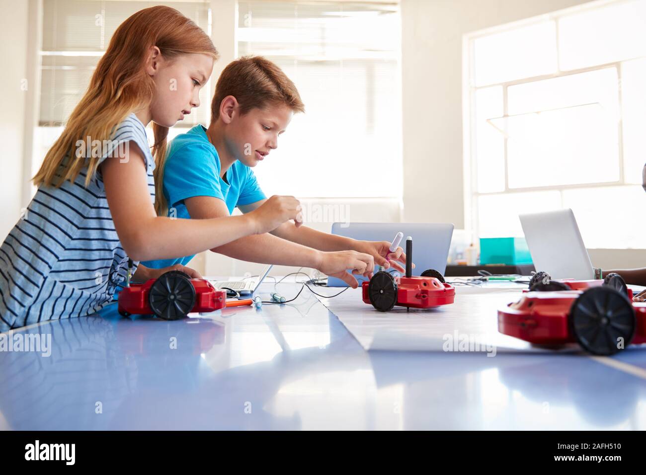 Computer class students hi-res stock photography and images - Alamy