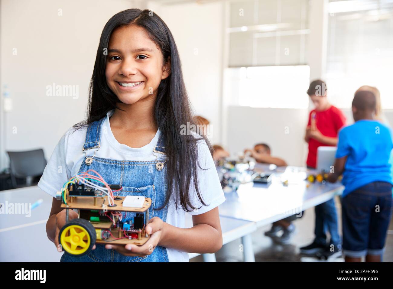Student building robot hi-res stock photography and images - Alamy
