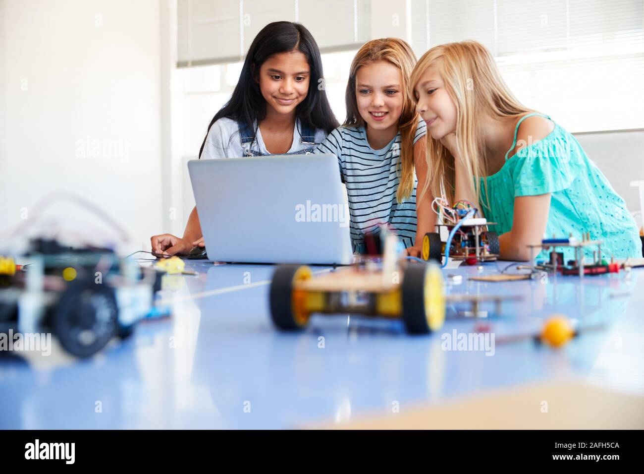Girl coding hi-res stock photography and images - Alamy