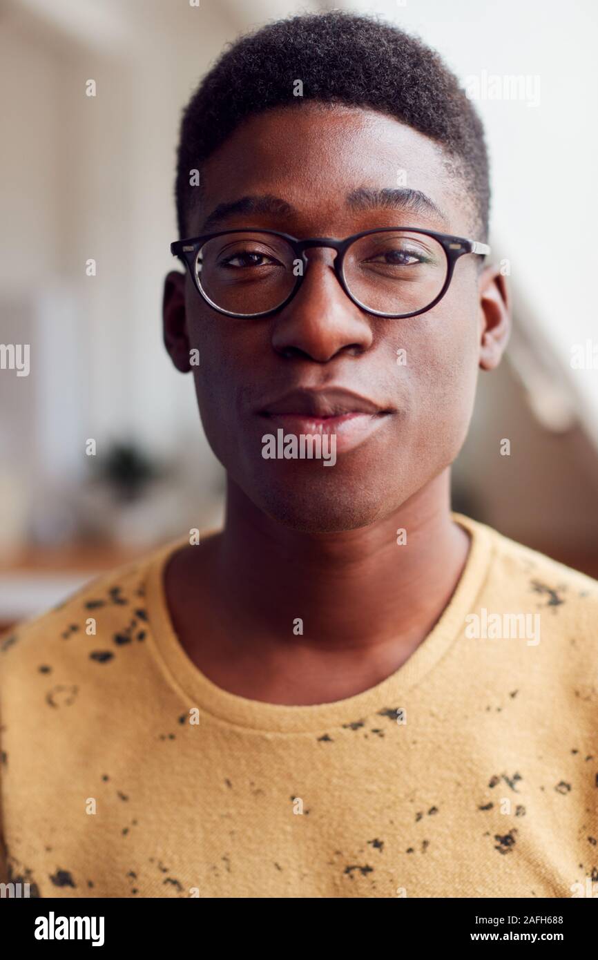 Man wearing glasses hi-res stock photography and images - Alamy