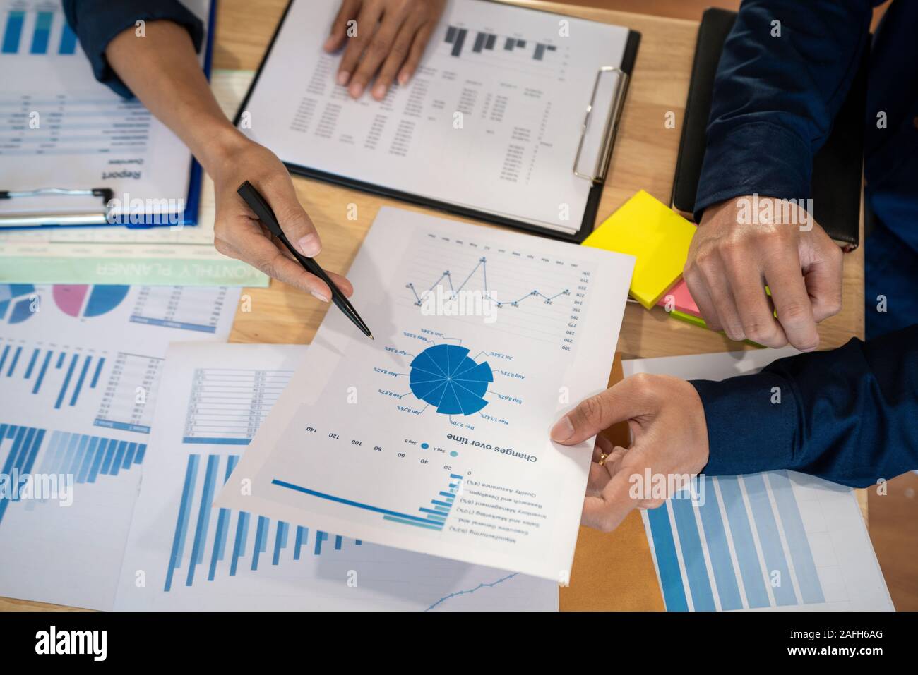 Analyse performance hi-res stock photography and images - Alamy