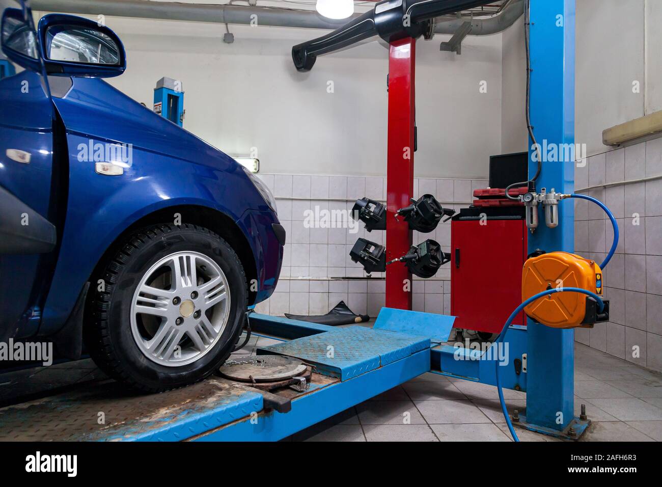 Car lift front suspension hi-res stock photography and images - Alamy