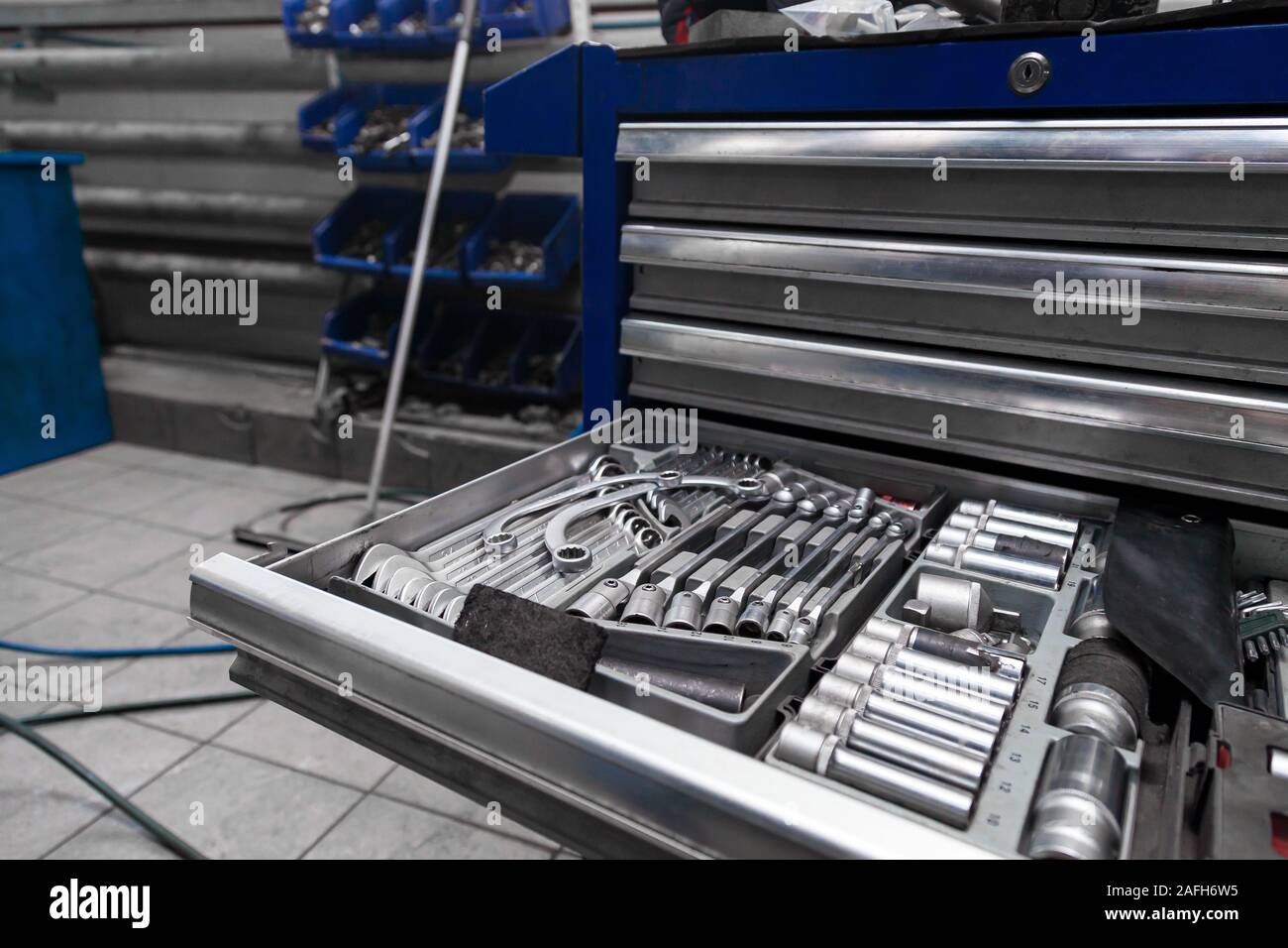 Automobile repair shop nuts hi-res stock photography and images - Alamy