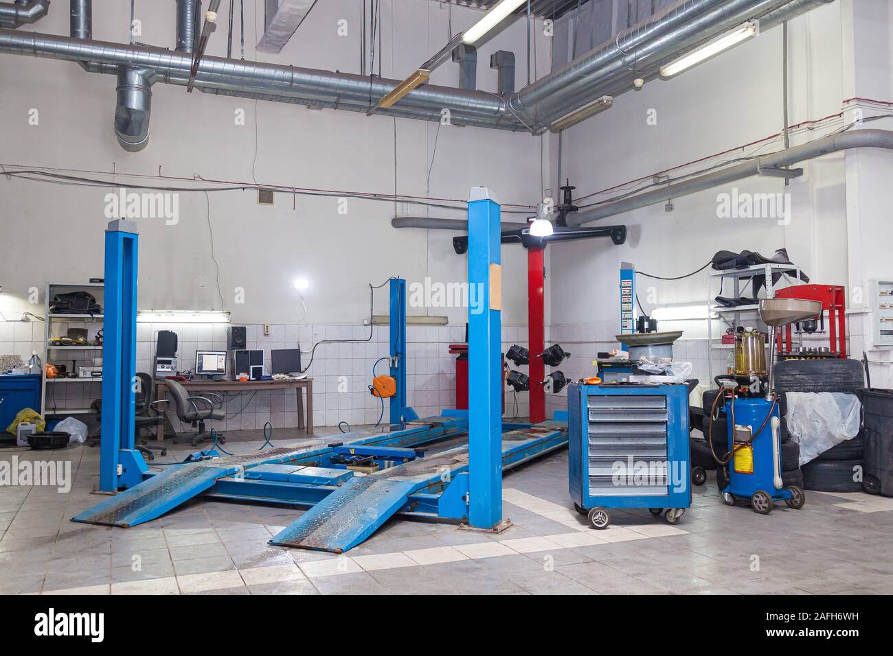 Blue stand wheel alignment convergence of the car during regular ...