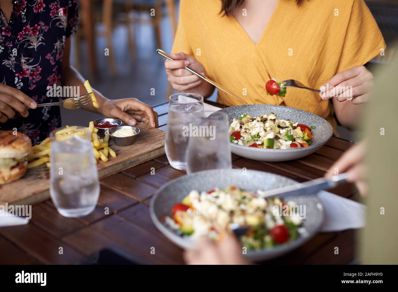 Table of restaurant hi-res stock photography and images - Alamy