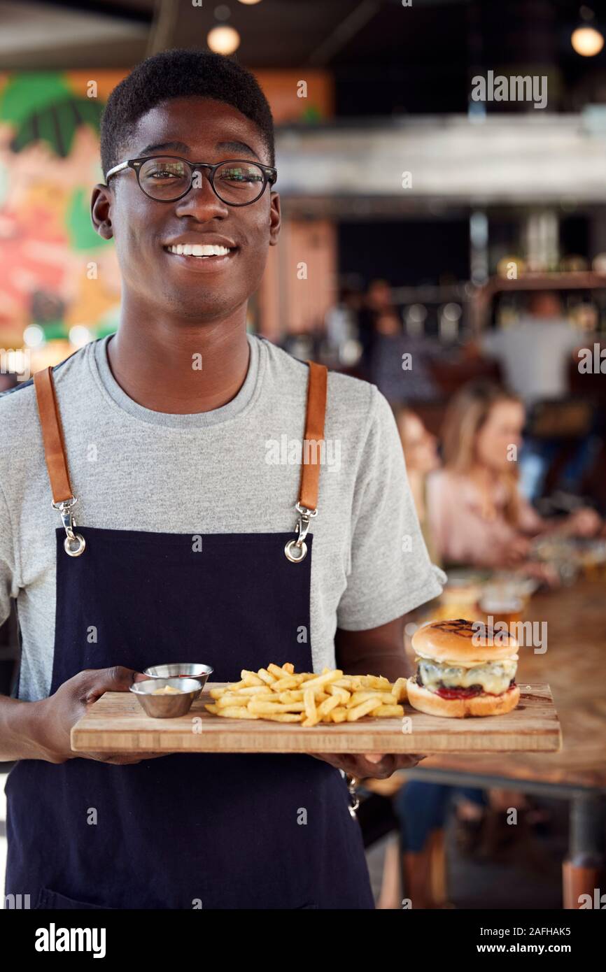 Restaurant customers waiter hi-res stock photography and images - Alamy