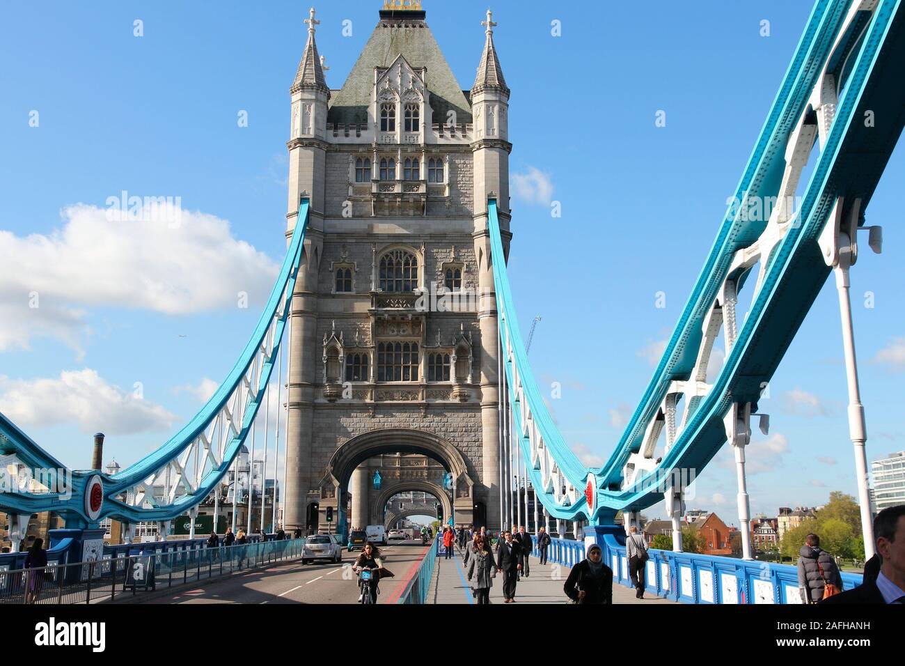 People cross tower bridge hi-res stock photography and images - Alamy
