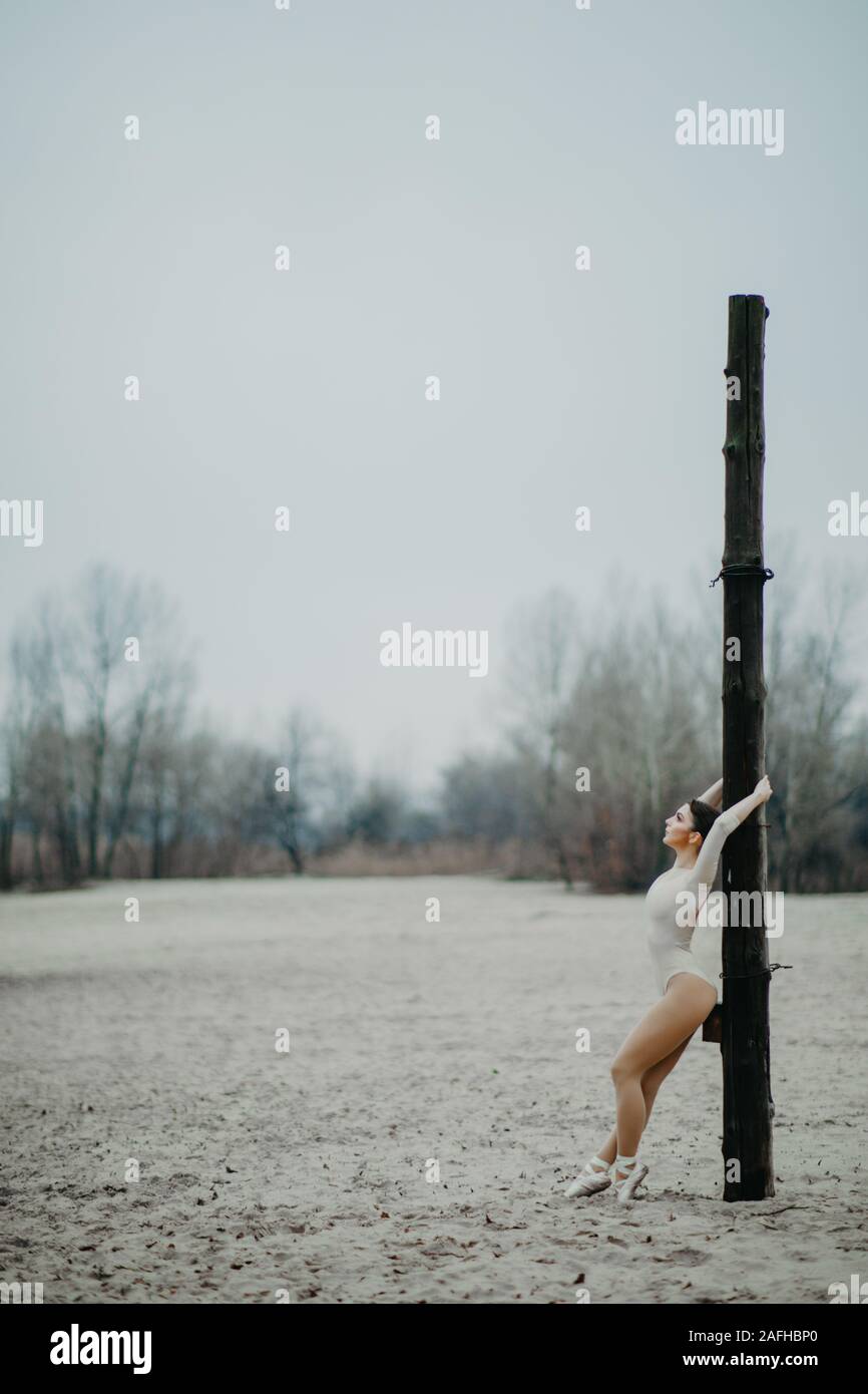 Pillar pose hi-res stock photography and images - Alamy