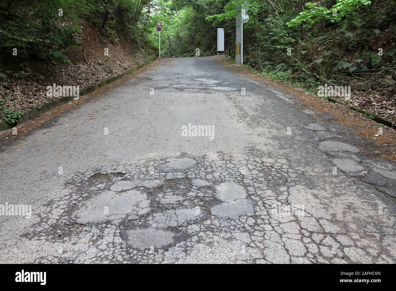 Cracks in the blacktop hi-res stock photography and images - Alamy