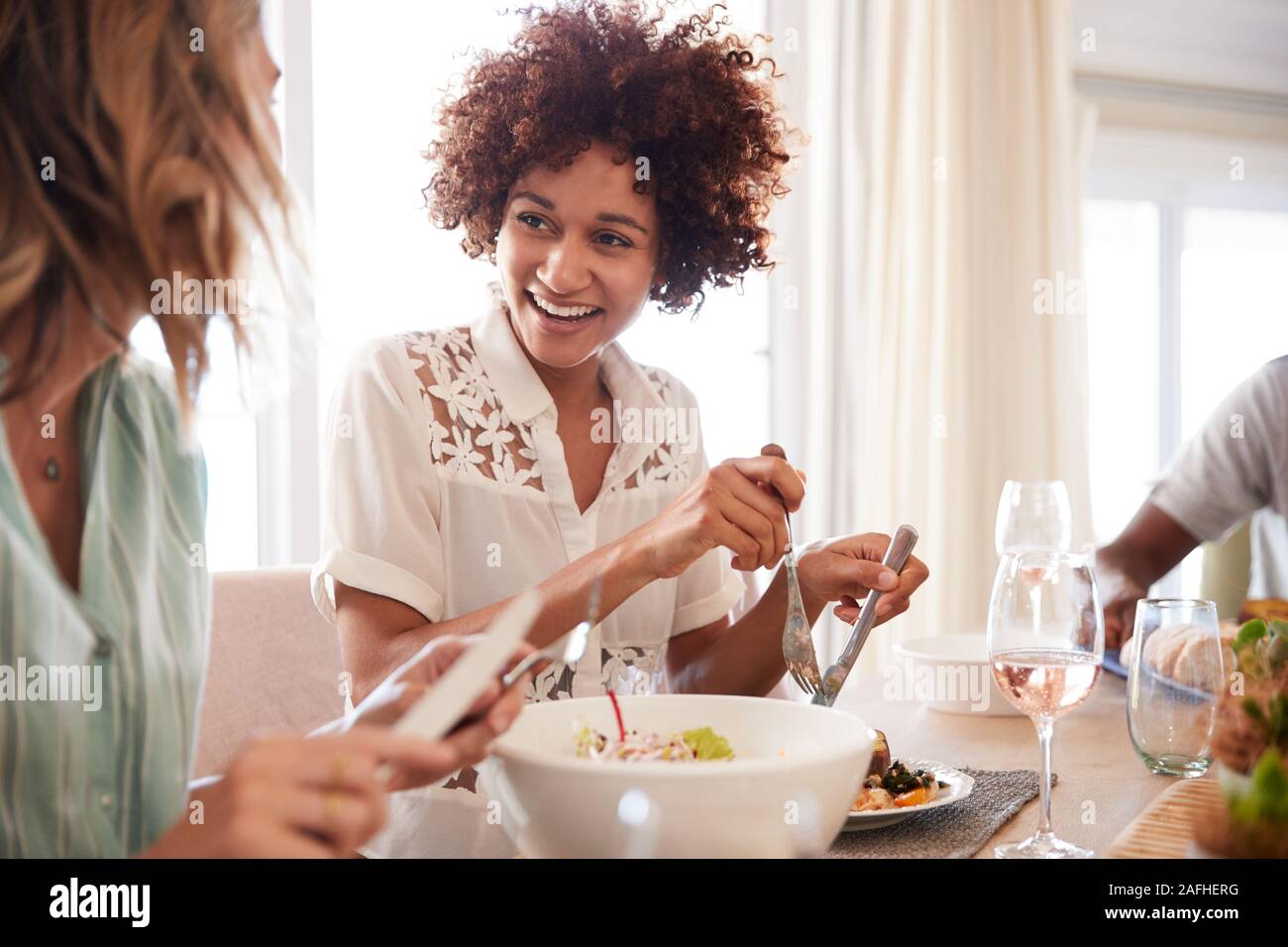 Two people talking at party hi-res stock photography and images - Alamy