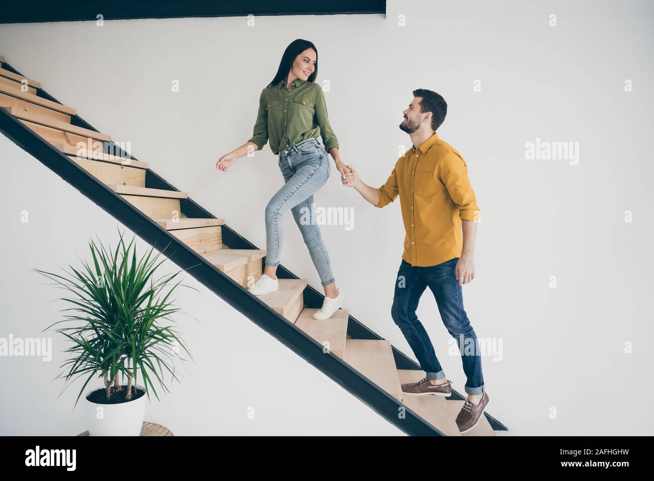 Couple walking (side profile) hi-res stock photography and images - Alamy