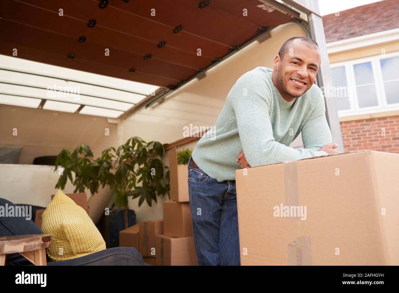 Man unloading hi-res stock photography and images - Alamy