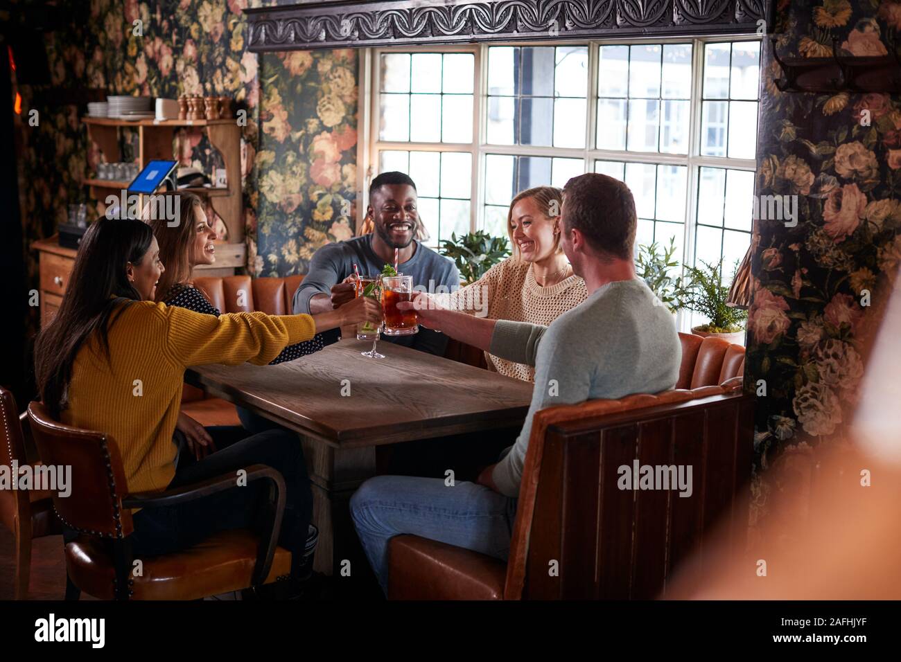 Group of friends drinking in a pub hi-res stock photography and images ...