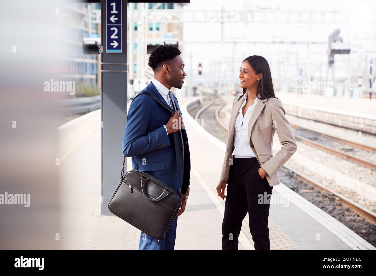 Commuter platform hi-res stock photography and images - Alamy