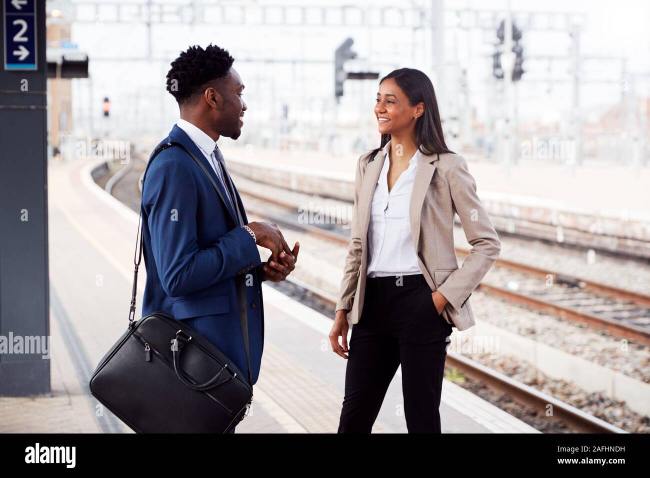 Commuter platform hi-res stock photography and images - Alamy