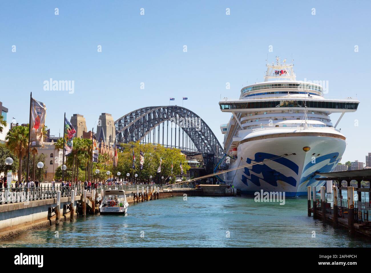 Sydney cruise ship dock hi-res stock photography and images - Alamy