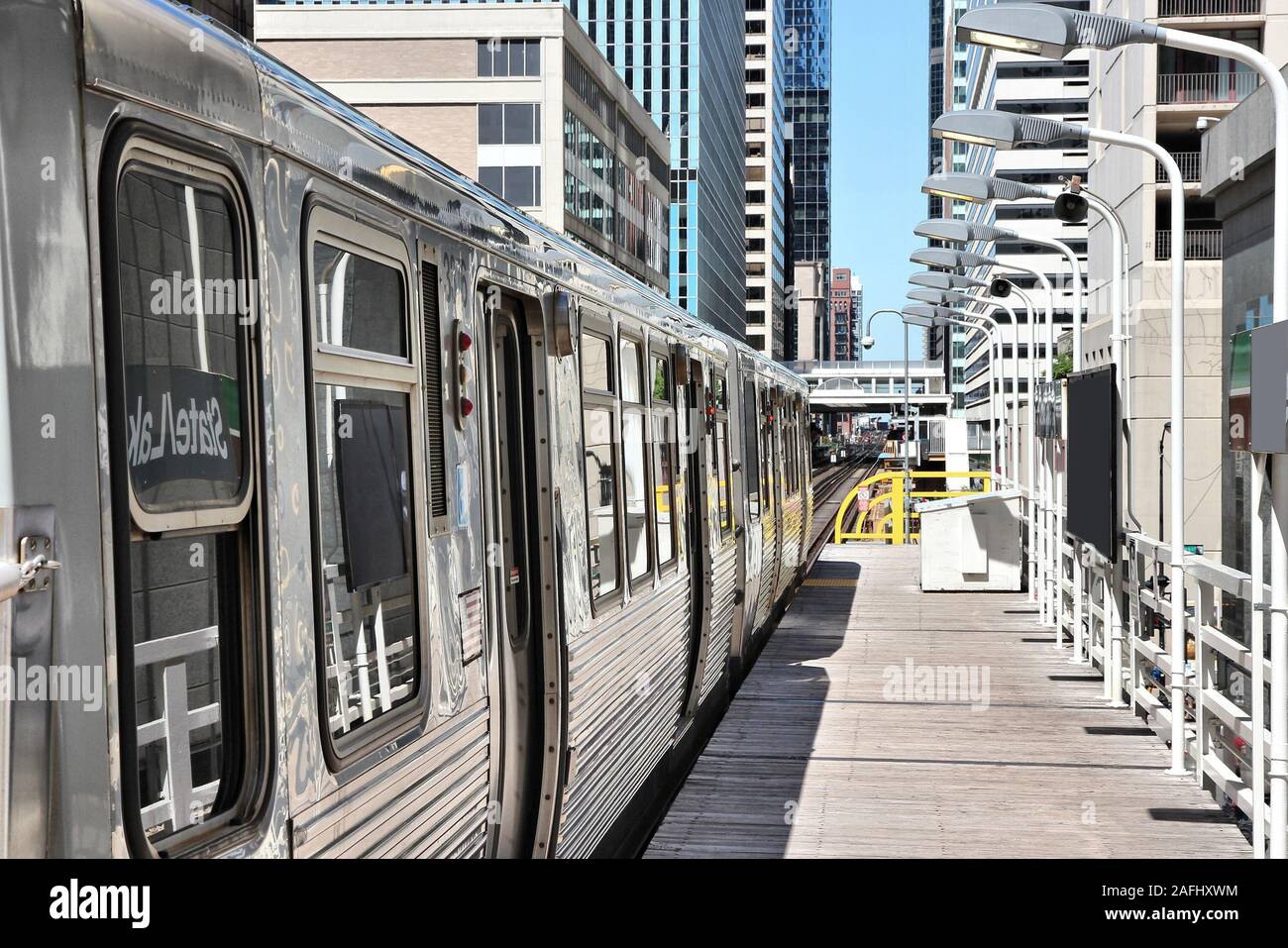 L train platform hi-res stock photography and images - Alamy